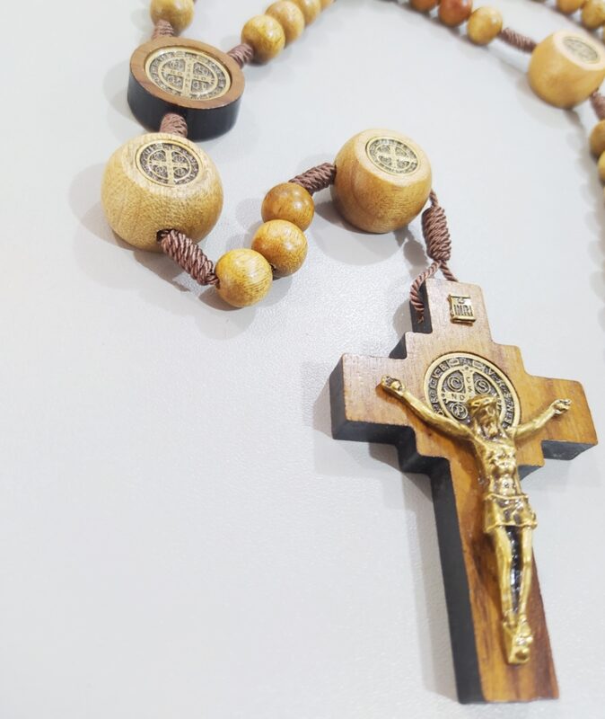 1722 - Terço Madeira 10 mm Medalha de São Bento nos Pai-Nossos